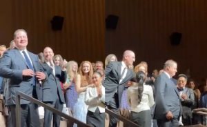 Brendan Fraser Cries After Getting 6 Minute Standing Ovation At ...